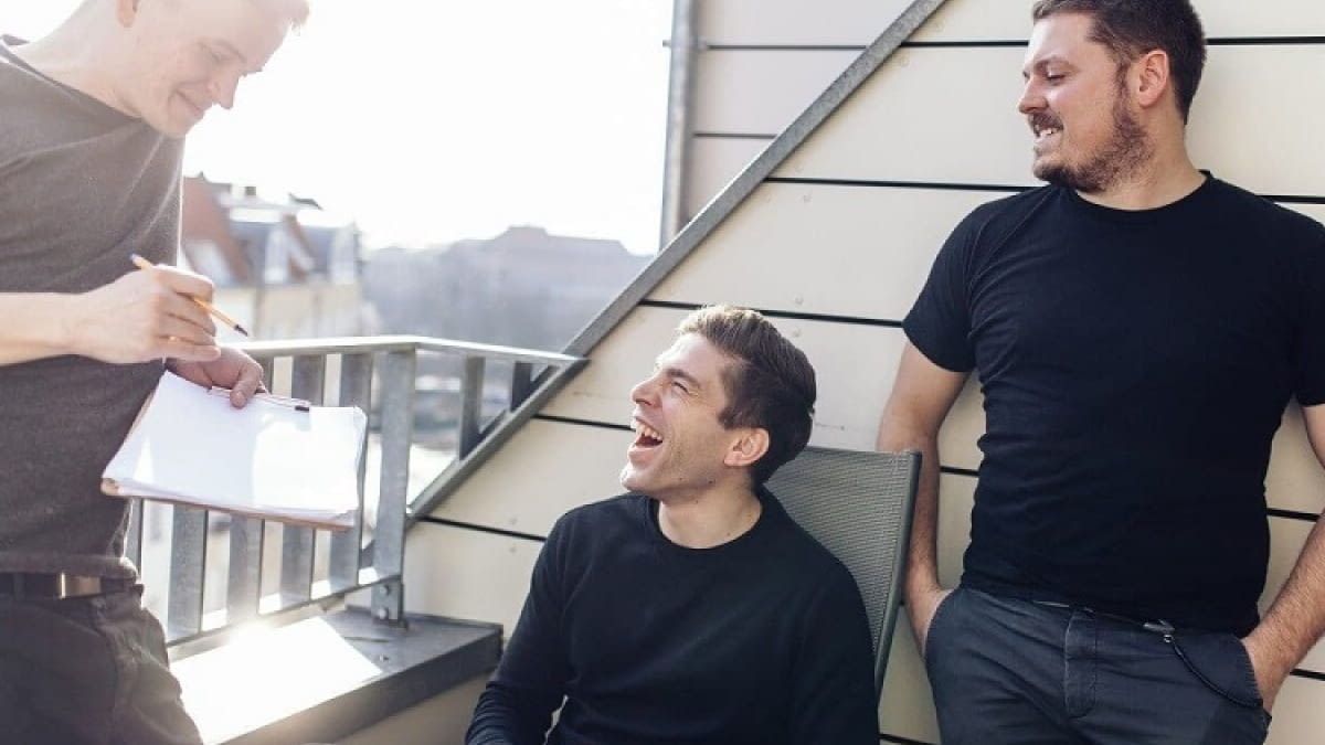 COVI: Designerlampe mit Sprachsteuerung und integriertem Hub