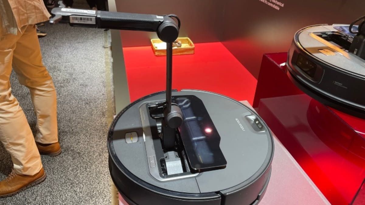 CES 2025: Roborock zeigt Saugroboter Saros Z70 mit Greifarm!